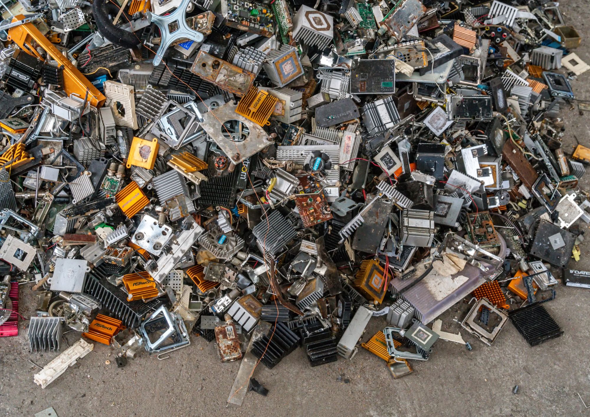 La gestión de residuos metálicos en el sector electrónico: desafíos y oportunidades - Karonia ...